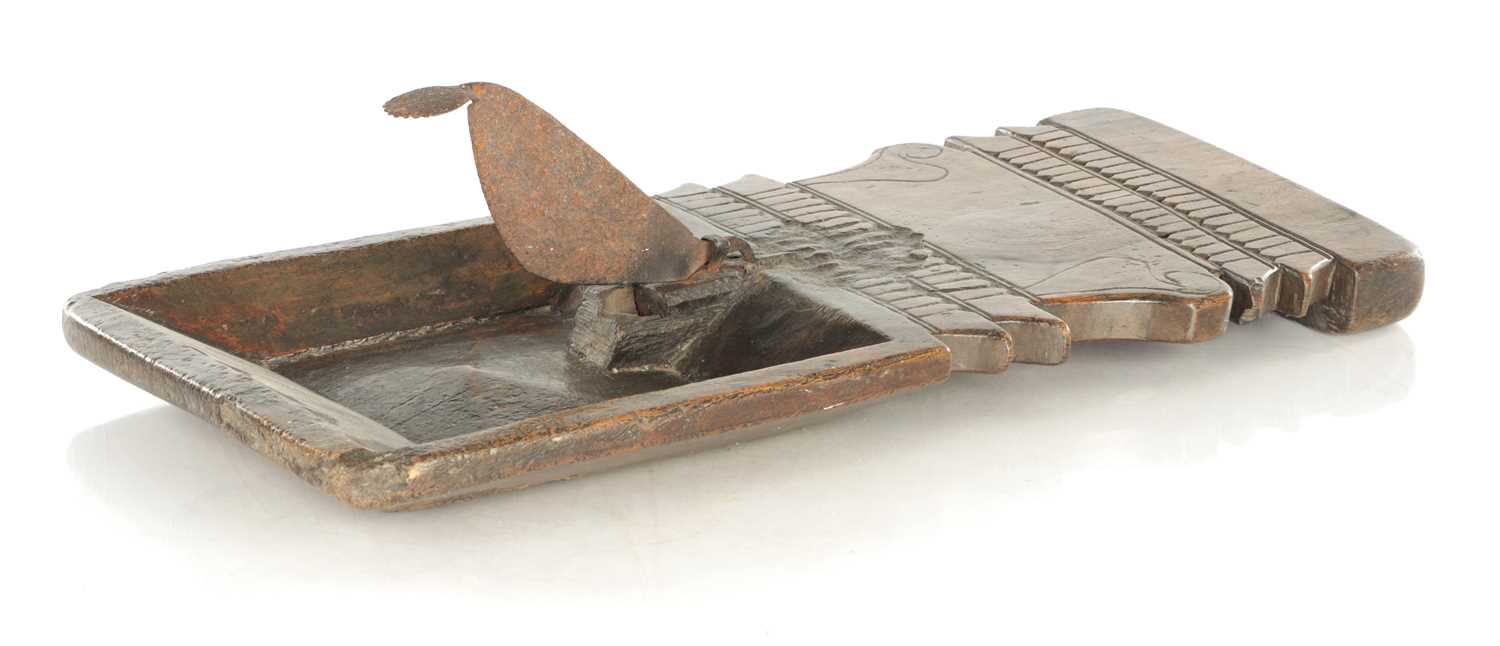 Lot 953 - A 17TH / 18TH CENTURY WALNUT HERB CHOPPER